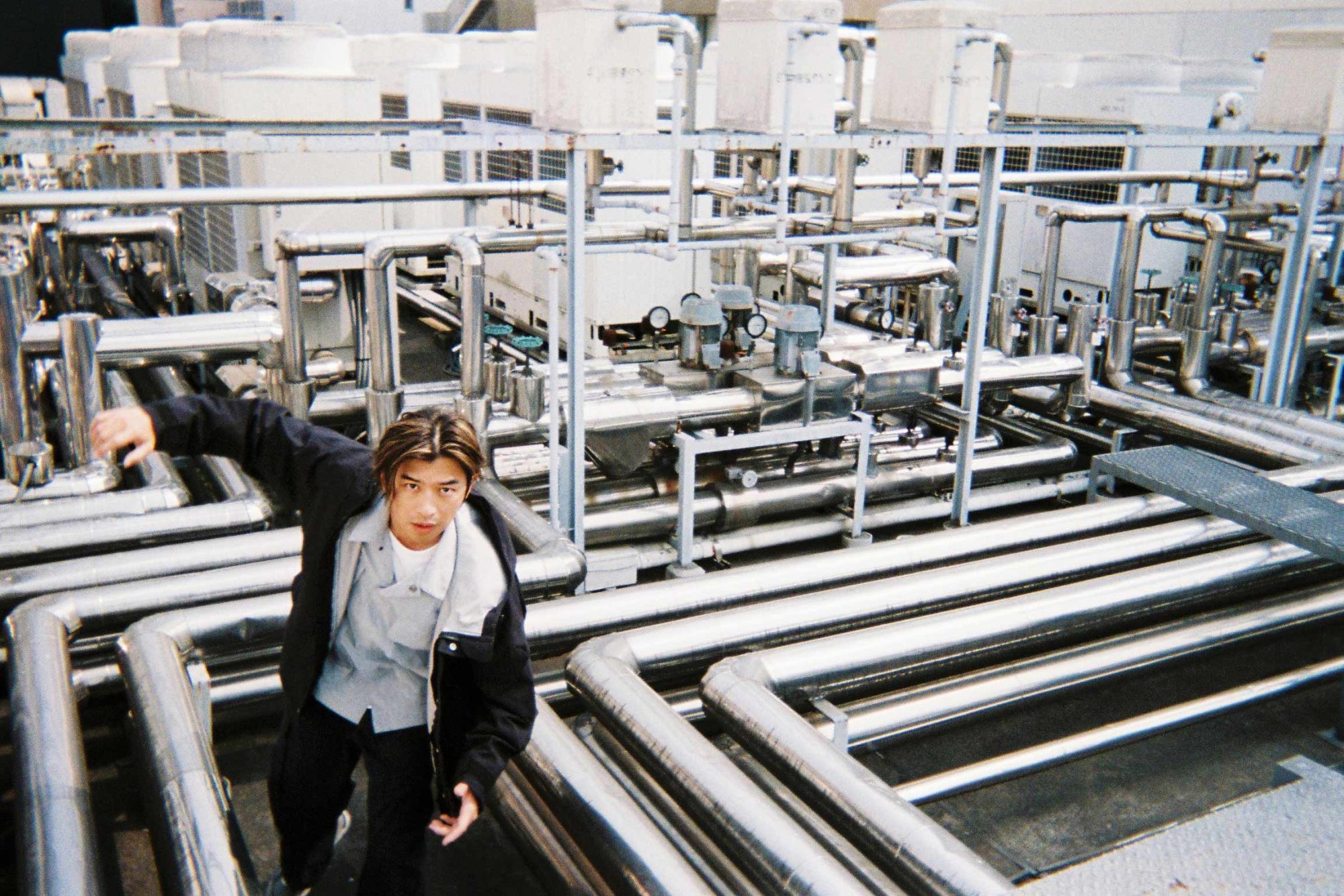 攝影師奧山由之鏡頭下的陳柏霖永遠長不大的大男孩 穿著 New Balance 一同縱遊東京 - KEEDAN.COM