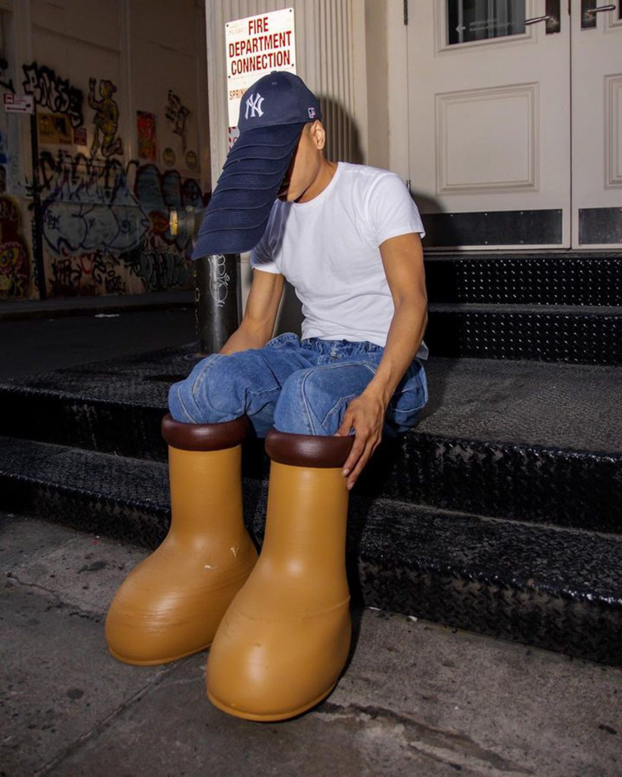 紐約創意團隊 MSCHF 又出招了，這次把 Timberland 經典黃靴改成這樣! - KEEDAN.COM