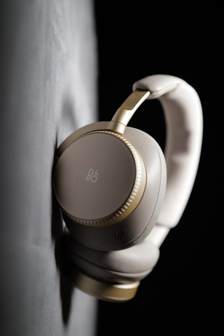起點視角｜B&O BEOPLAY H100 開箱實測，耳朵想摸天花板？沒那麼容易！ - KEEDAN.COM