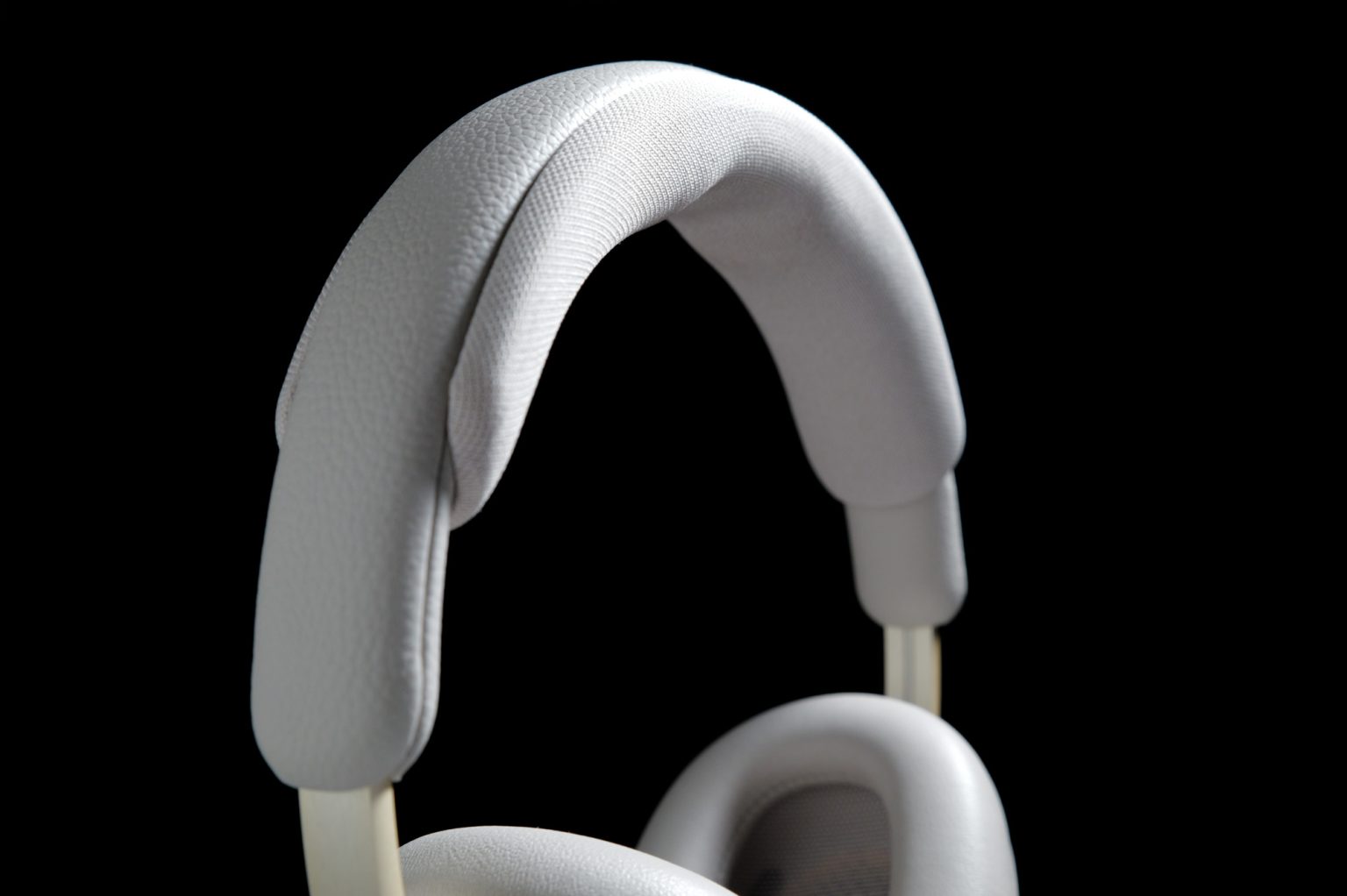 起點視角｜B&O BEOPLAY H100 開箱實測，耳朵想摸天花板？沒那麼容易！ - KEEDAN.COM