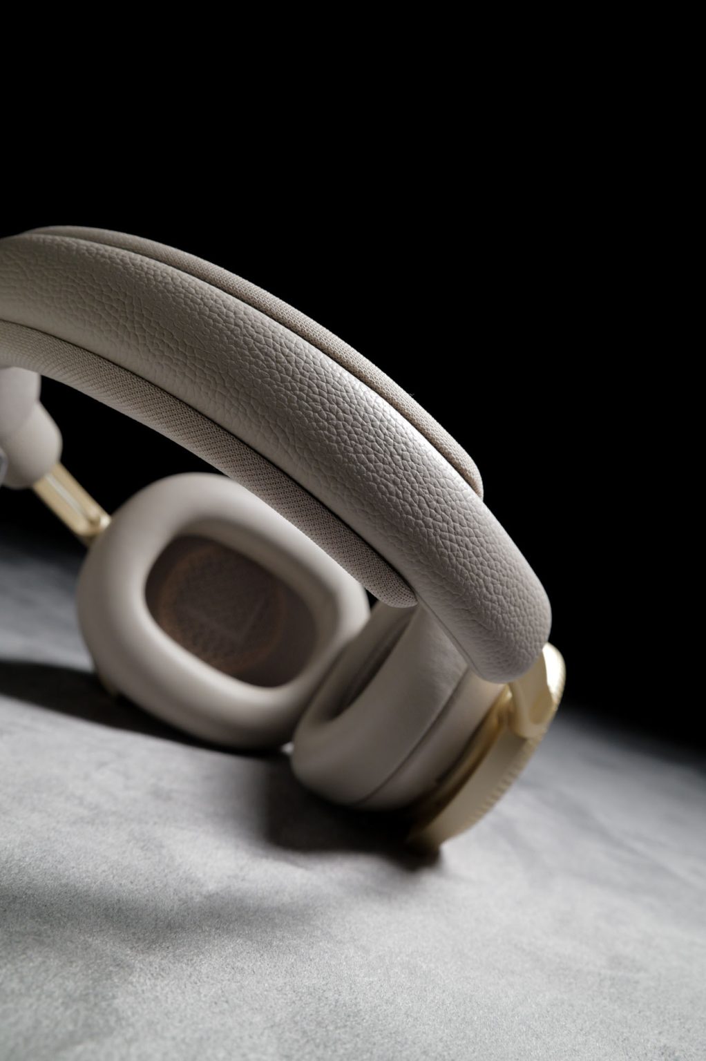 起點視角｜B&O BEOPLAY H100 開箱實測，耳朵想摸天花板？沒那麼容易！ - KEEDAN.COM