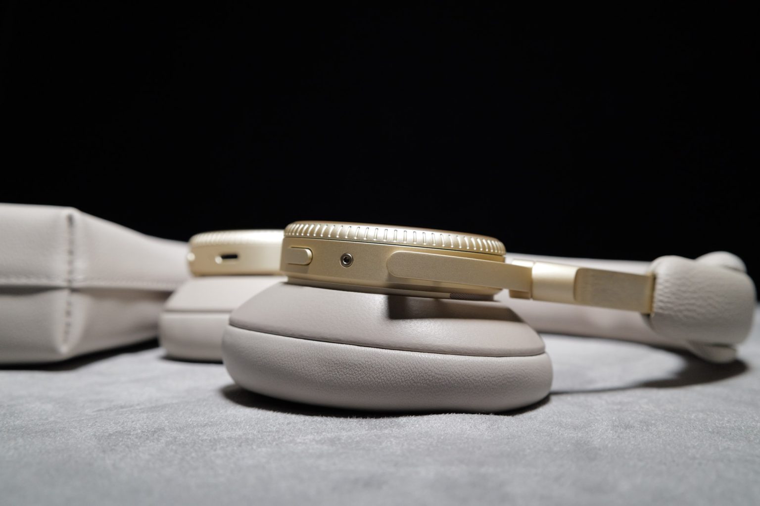 起點視角｜B&O BEOPLAY H100 開箱實測，耳朵想摸天花板？沒那麼容易！ - KEEDAN.COM