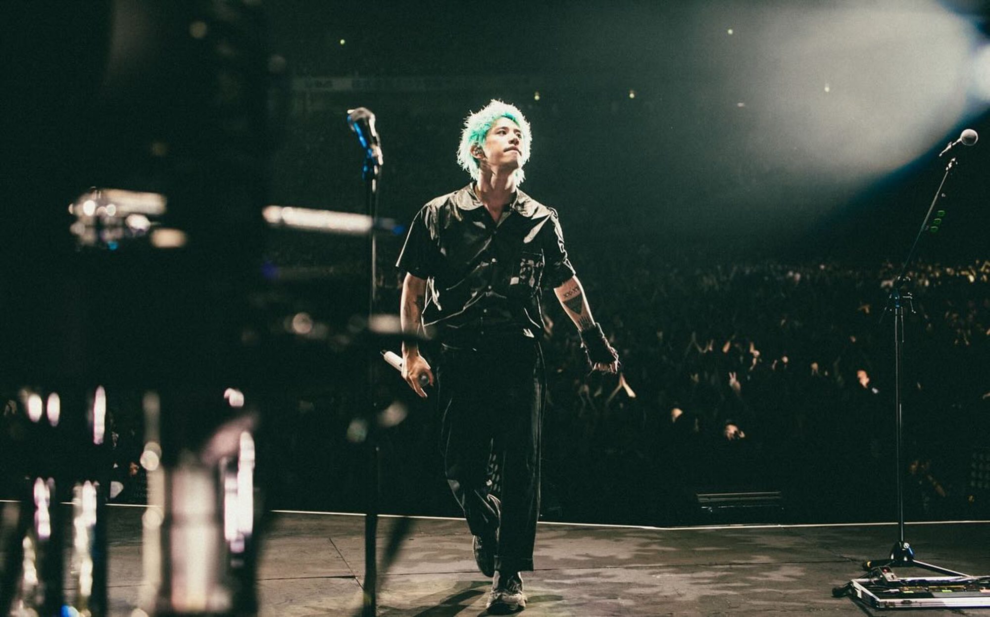 ONE OK ROCK 在高雄暴雨中演出的小彩蛋，主唱 Taka 搶先曝光這雙 ASICS 聯名鞋 - KEEDAN.COM