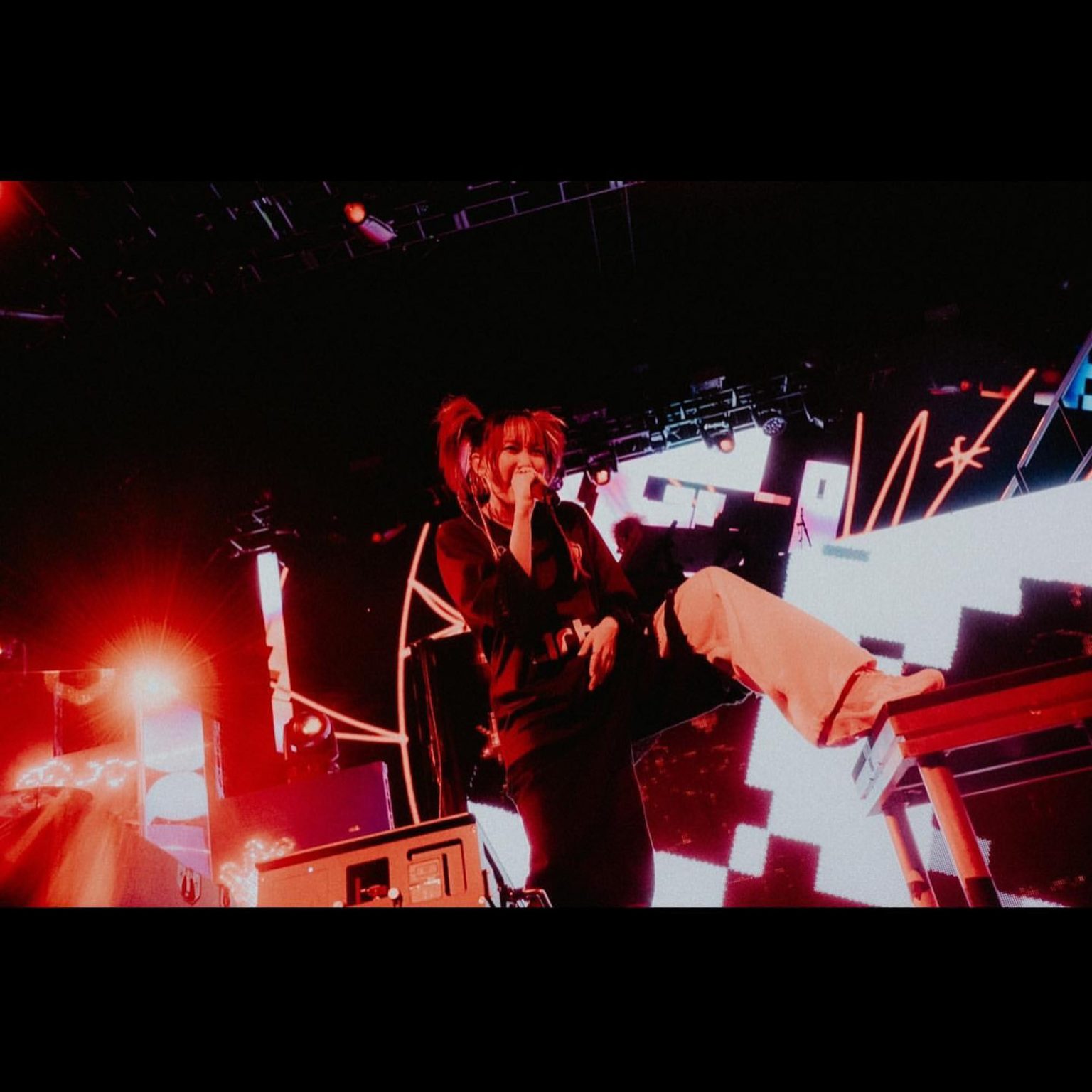 ASICS x YOASOBI 聯名快閃展覽登場，這是能搶先看這雙聯名鞋的好機會 - KEEDAN.COM