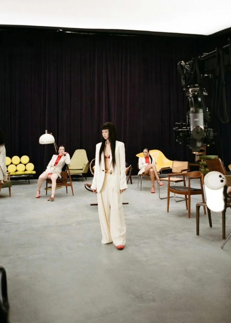 起點解劇 / 找出 Jennie ExtraL MV 裡的15 張經典設計椅與造型，潮流迷 & 設計控必看！ - KEEDAN.COM