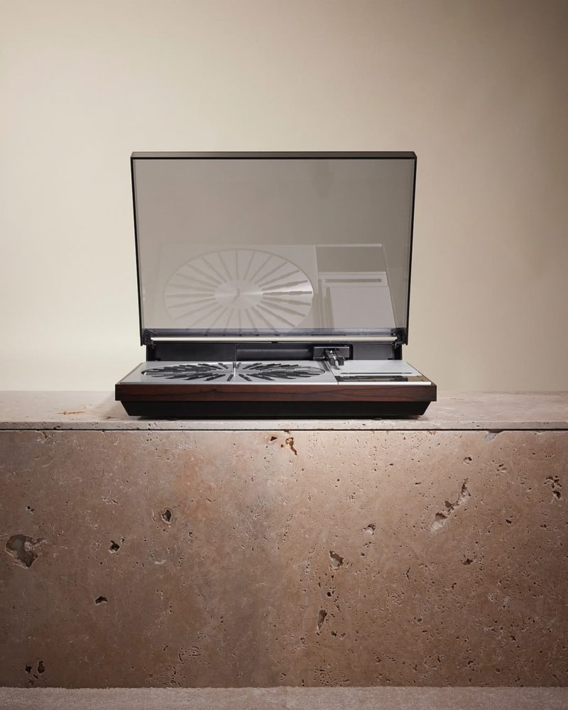 Bang & Olufsen 與 Saint Laurent 攜手將 Beogram 4000c 黑膠唱片機再現 - KEEDAN.COM
