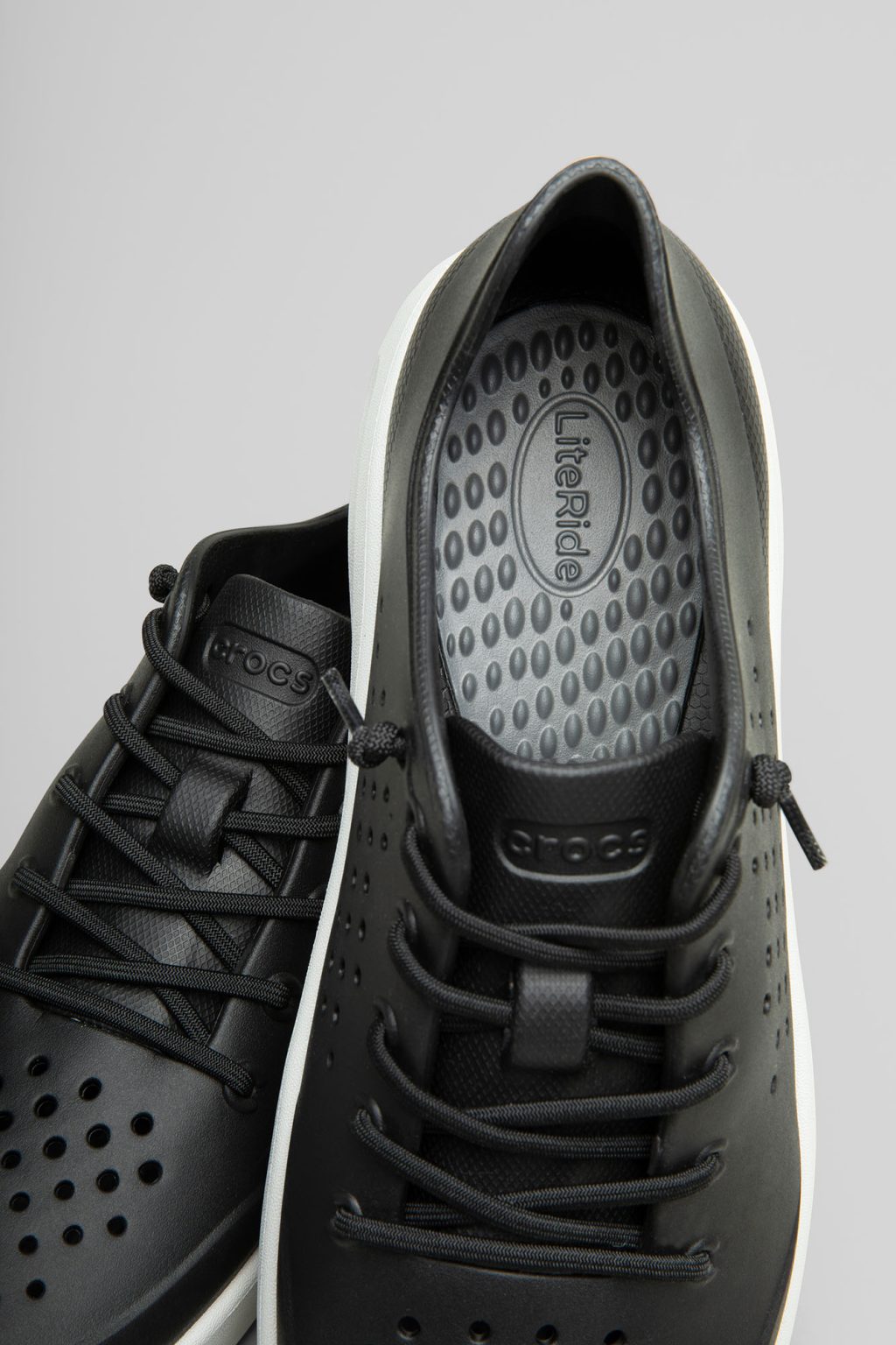 Crocs 推出全新 InMotion 系列 / 強調極致舒適感，讓步伐更輕盈有型！ - KEEDAN.COM