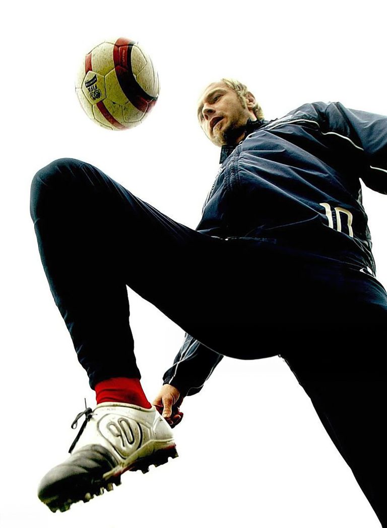 LV、Nike 聯手帶動薄底鞋革命：細數今年最夯六款日常足球鞋 - KEEDAN.COM