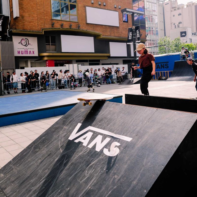 VANS 用三天時間 在歌舞伎町蓋了個藍色金字塔 - KEEDAN.COM