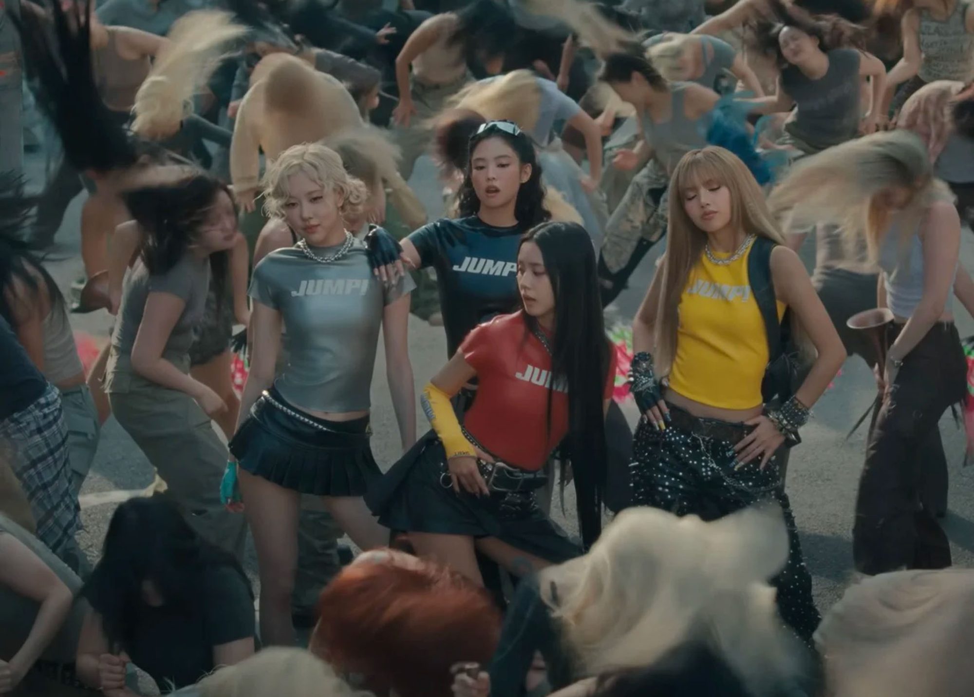 BLACKPINK 合體新歌〈JUMP〉MV 出爐，七套造型穿搭我們全找出來了！ - KEEDAN.COM